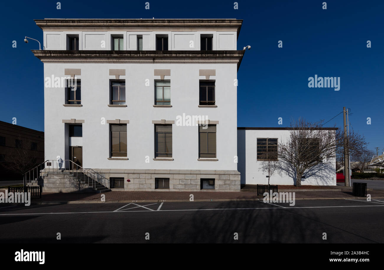 Side view. Federal Building and U.S. Courthouse, Dothan, Alabama Stock ...