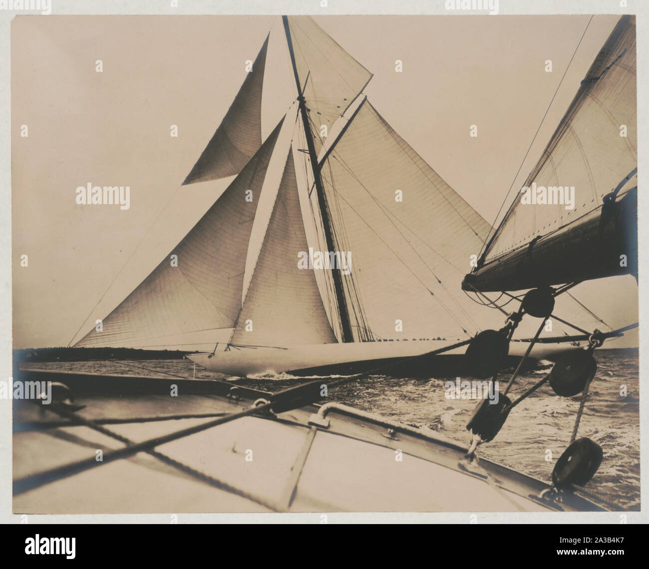 Side view of the yacht Reliance, winner of 1903 America's Cup, from end ...