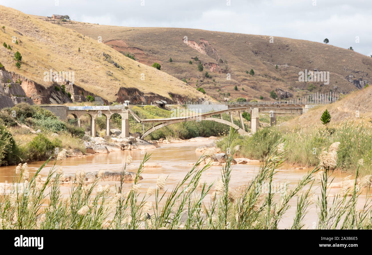 Collapsed bridge on Madagascar, new bridge just behind the old one ...