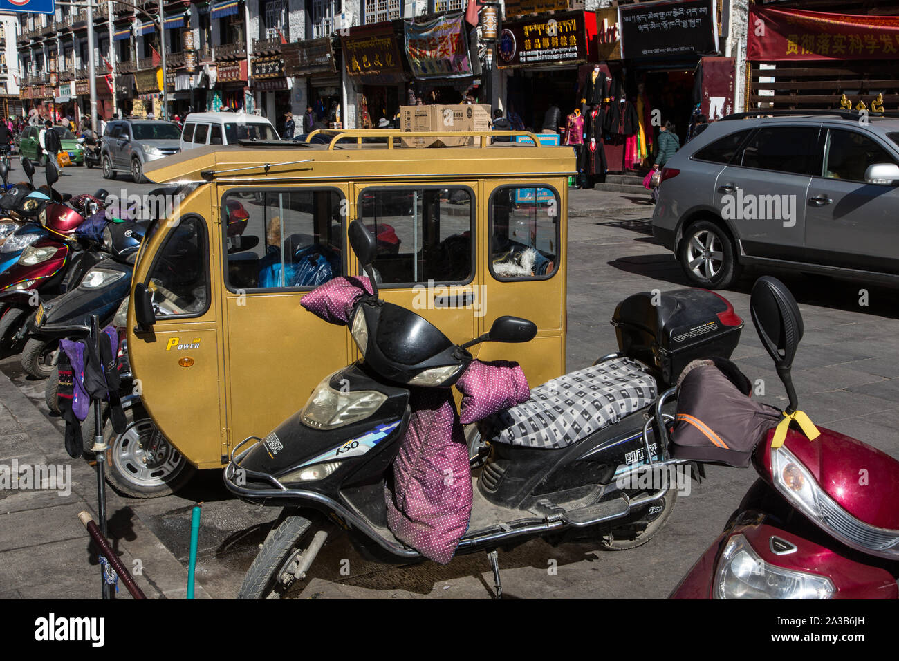 Motorized rickshaws hi-res stock photography and images - Alamy