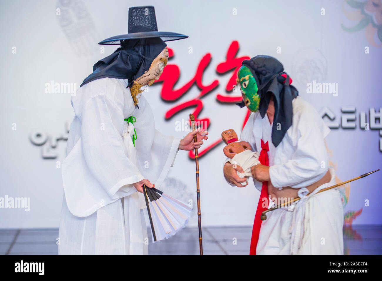 Actors performing the traditinal Korean Maskdance at Andong South Korea ...