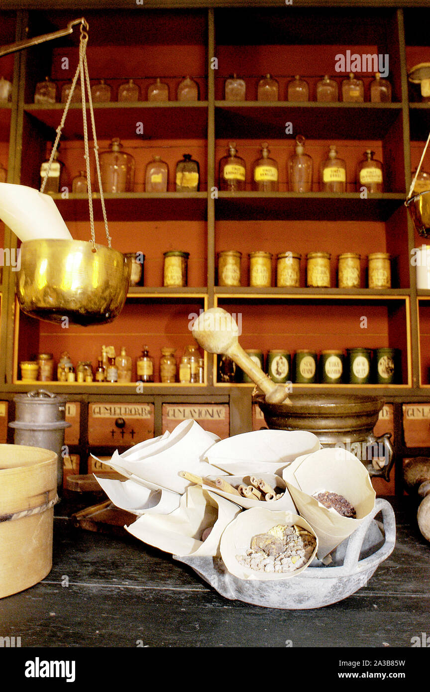 Herbalists store hi-res stock photography and images - Alamy