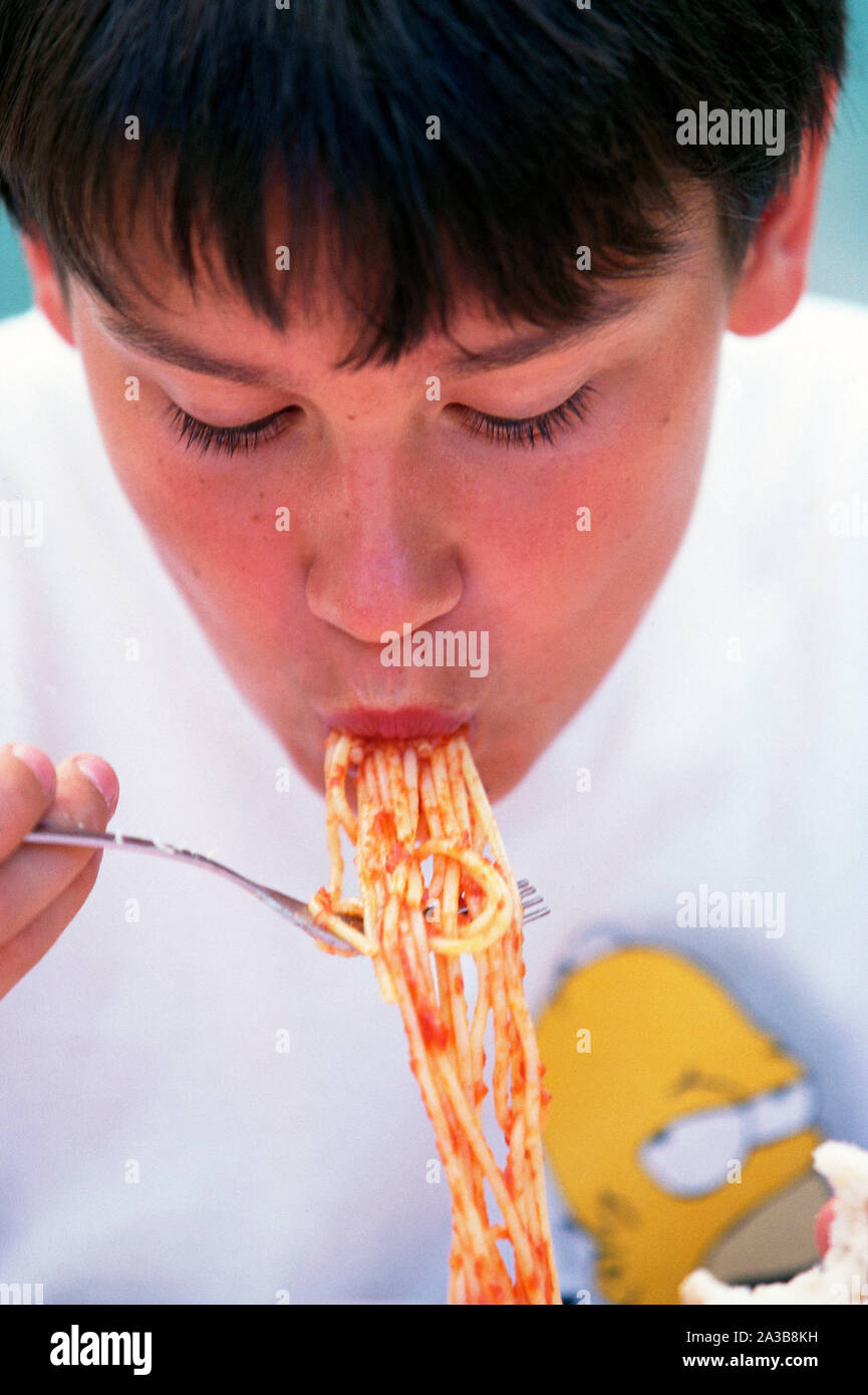 boy eating spaghetti Stock Photo - Alamy