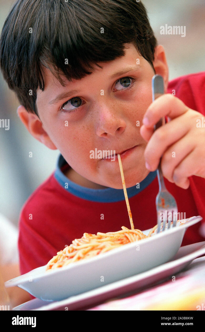 boy eating spaghetti Stock Photo - Alamy