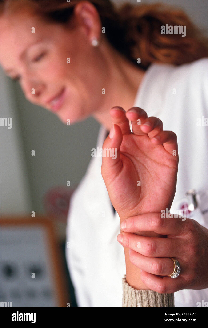 doctor, woman, patient, wrist Stock Photo - Alamy