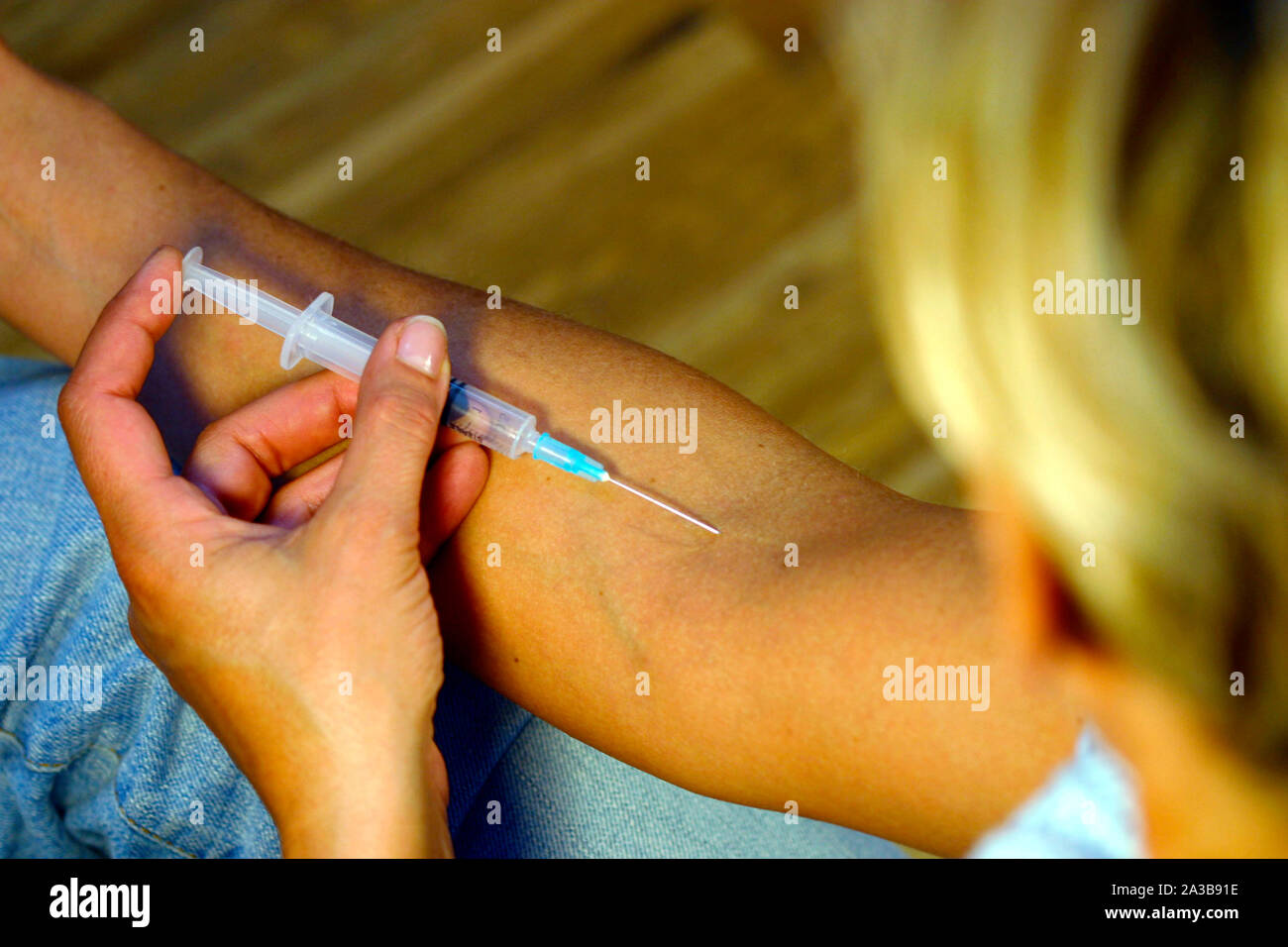 Syringes drugs woman hi-res stock photography and images - Alamy
