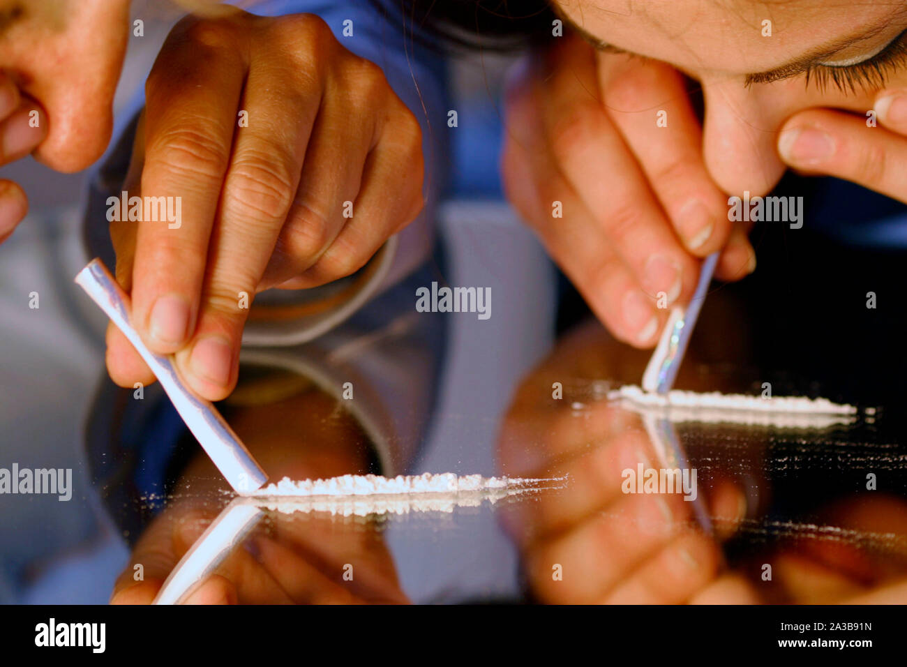 women snorting cocaine Stock Photo - Alamy