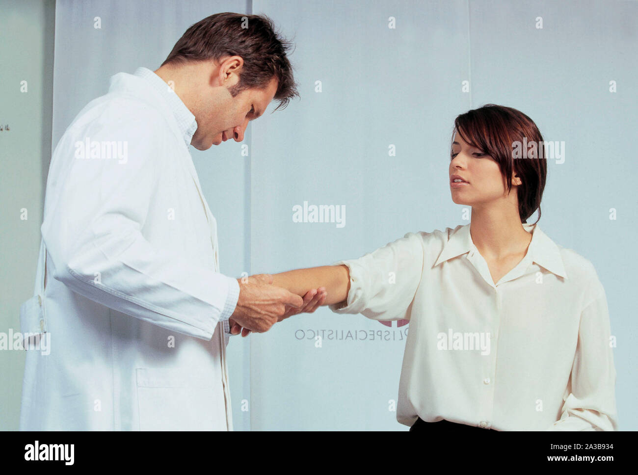 Two doctors observing patient hi-res stock photography and images - Alamy
