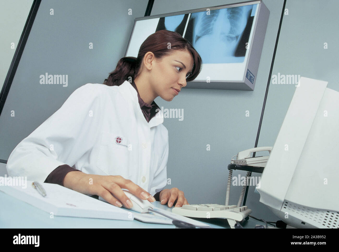 female doctor with computer Stock Photo - Alamy