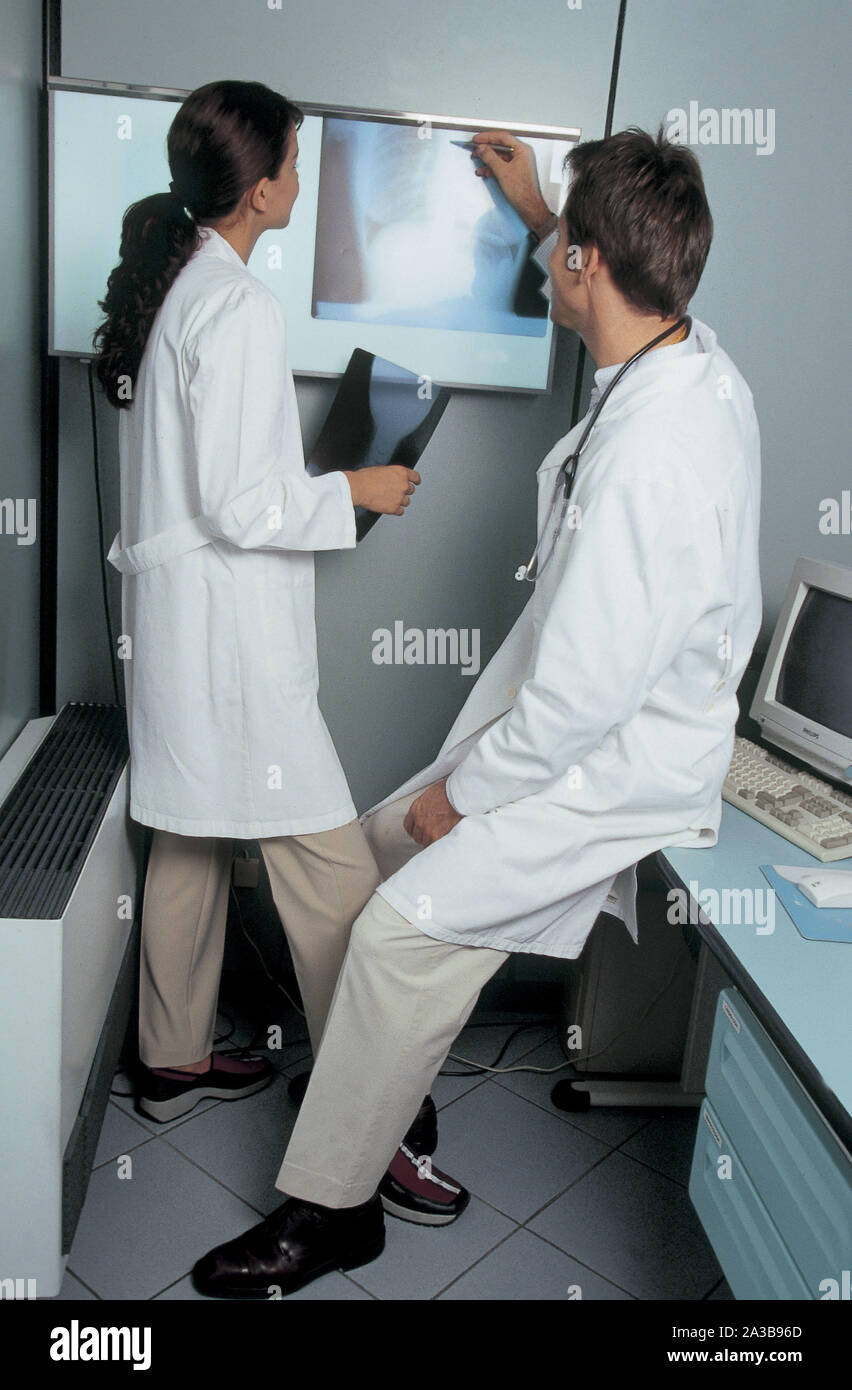 doctors with x rays Stock Photo - Alamy