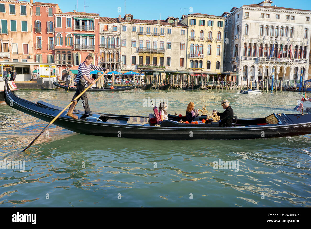 Traditional gondola rowing boat hi-res stock photography and images - Alamy