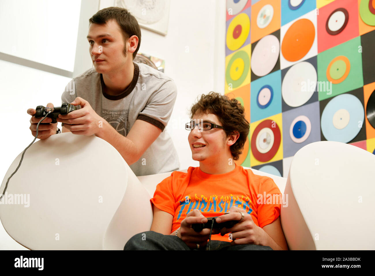 teenagers playing playstation Stock Photo - Alamy