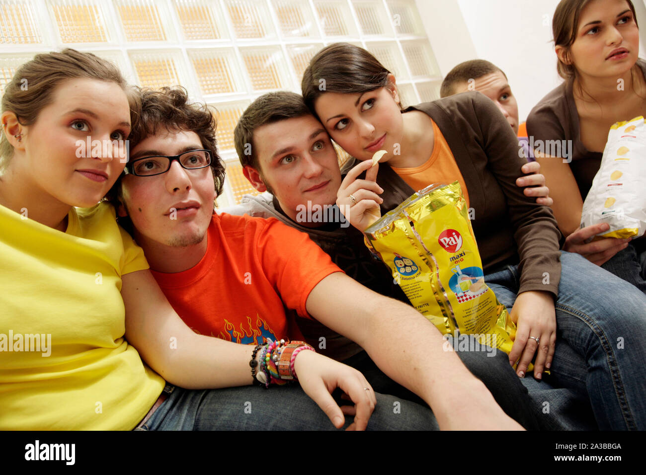 Teenagers watching tv hi-res stock photography and images - Alamy