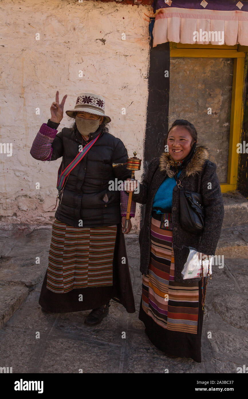 Tibetan pilgrims in traditional dress hi-res stock photography and ...
