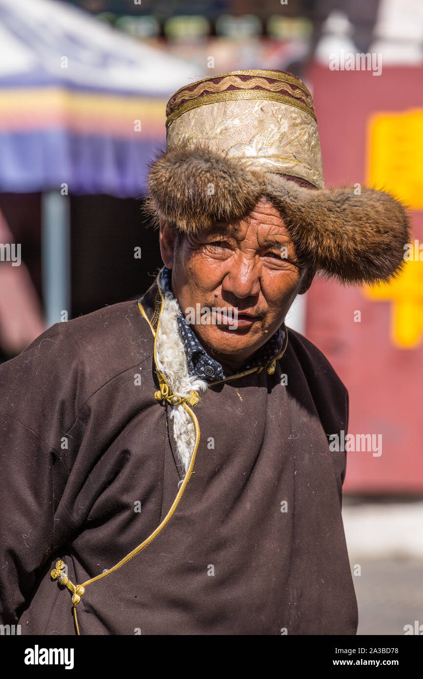 Old man in jokhang temple hi-res stock photography and images - Alamy