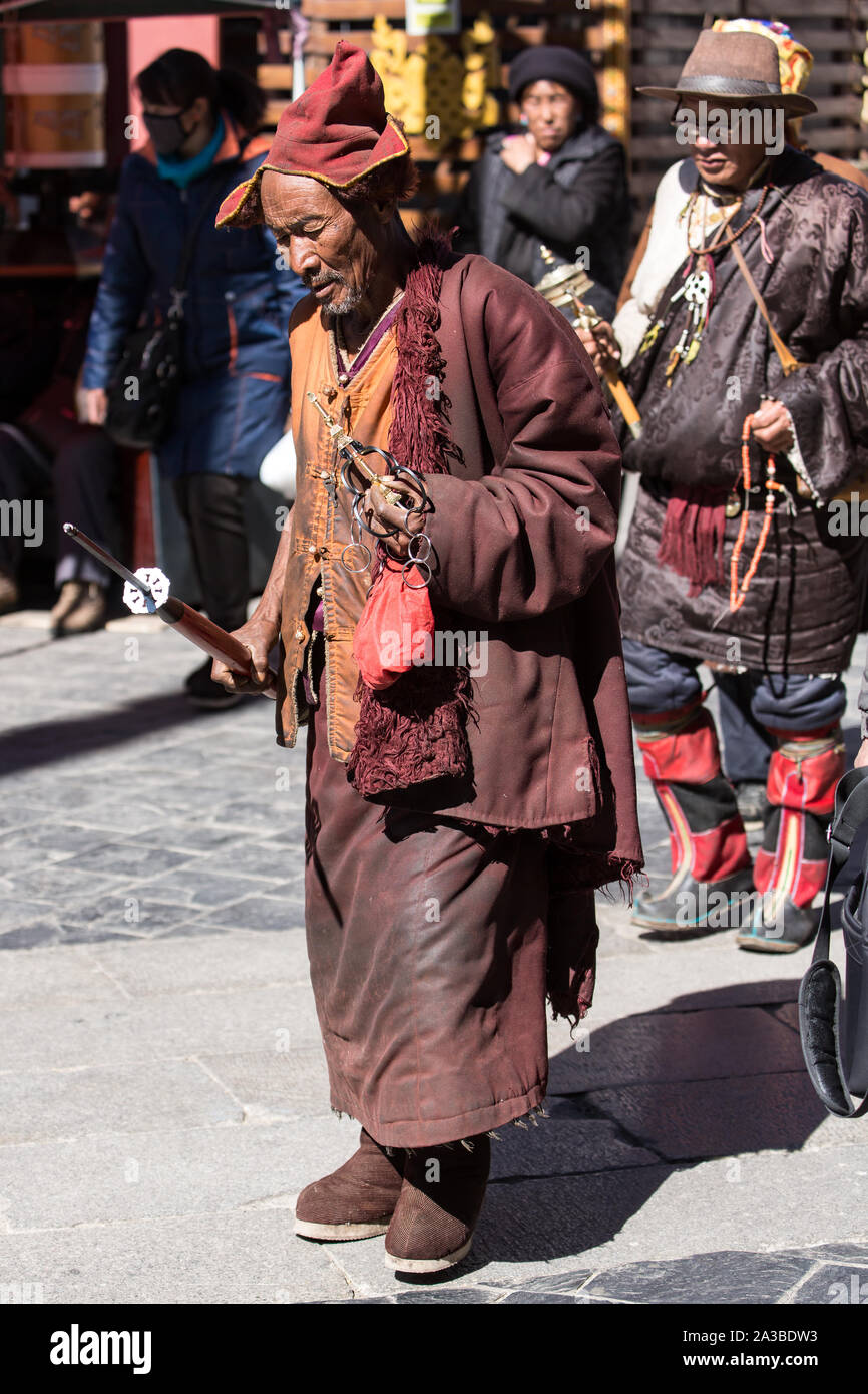 Tibetan Buddhist pilgrims from the Kham region of eastern Tibet ...