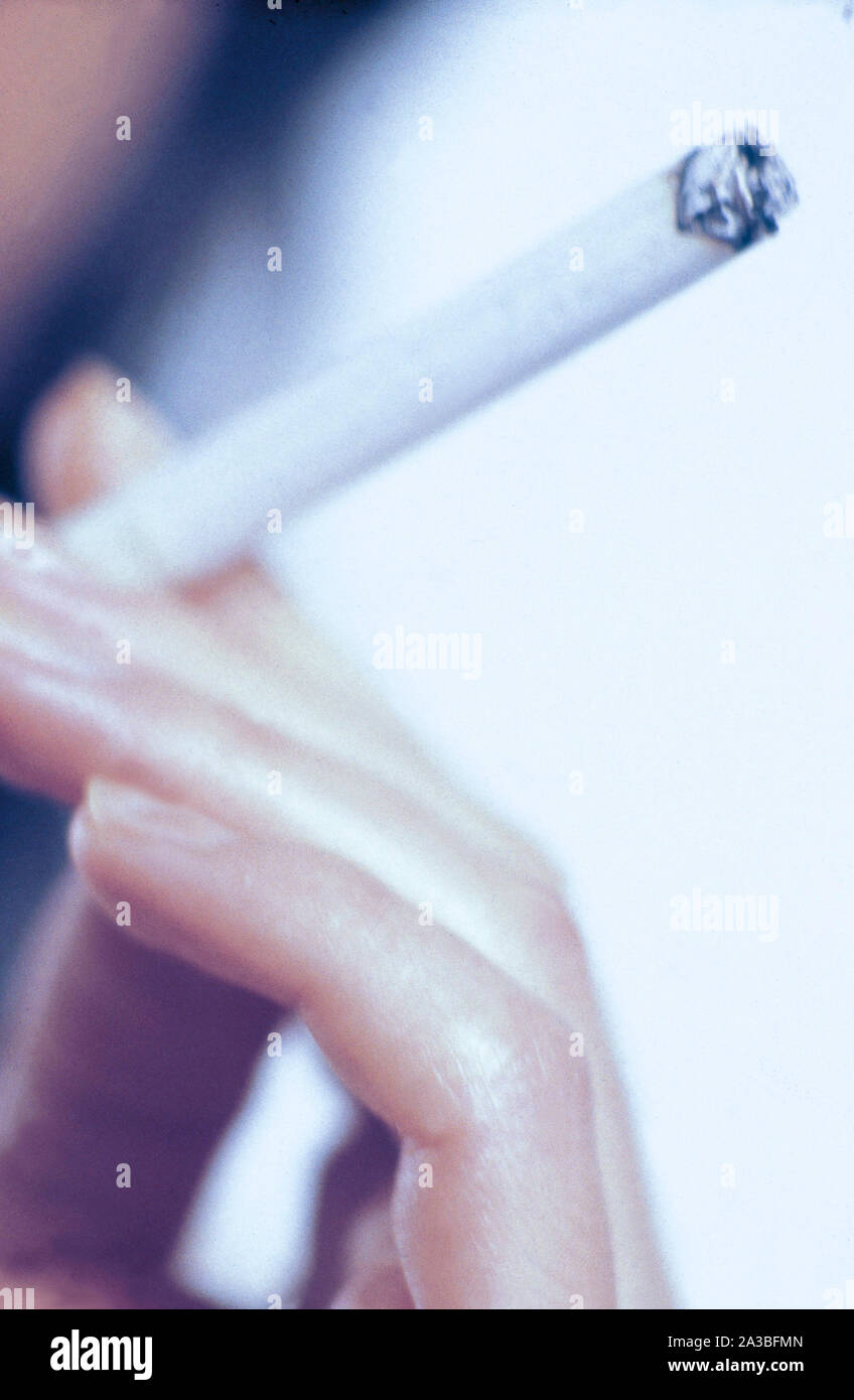 woman hand with cigarette Stock Photo - Alamy