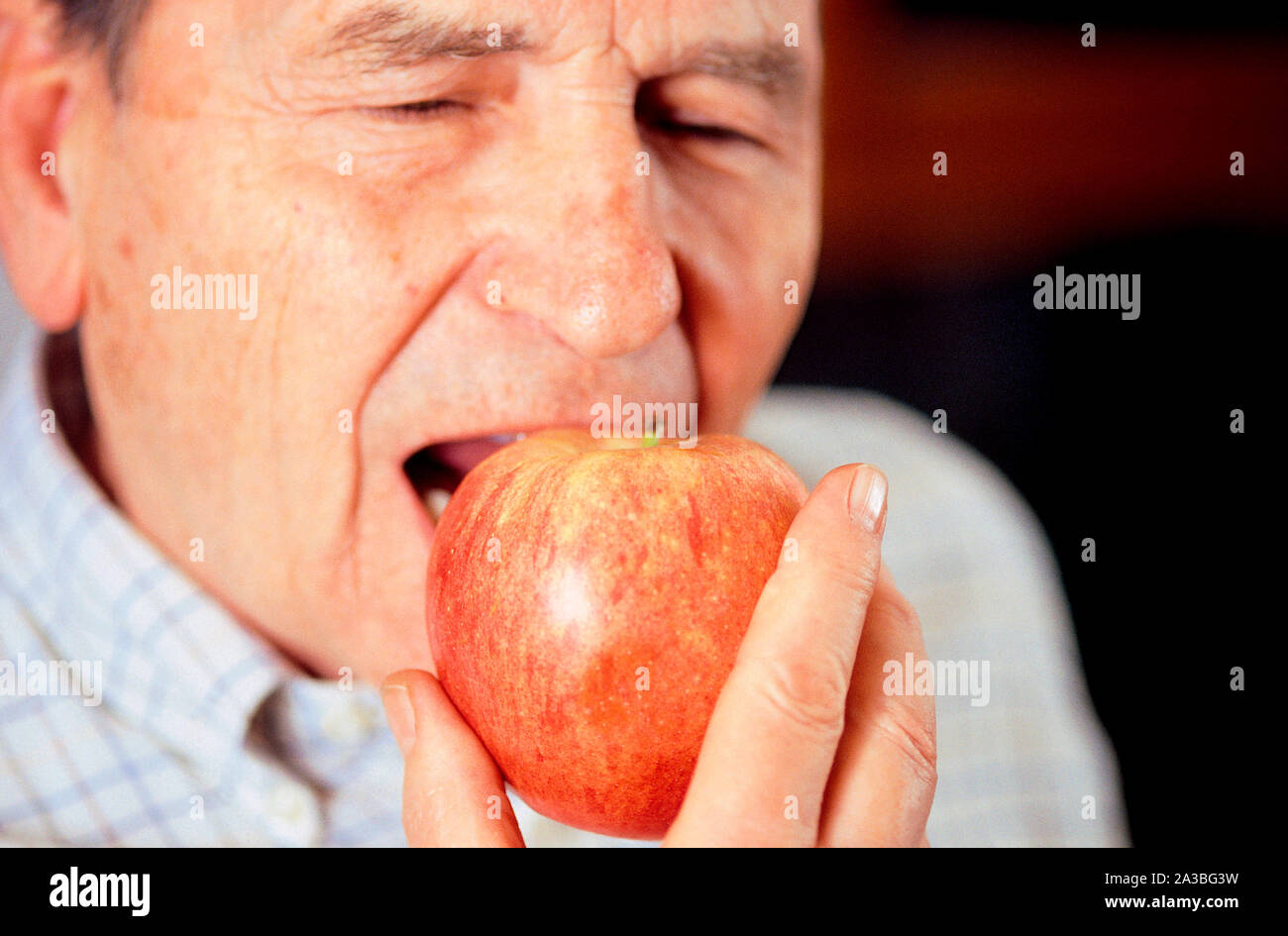 old man eatsing an apple Stock Photo - Alamy