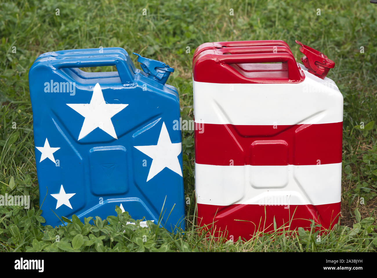 Jerry cans hi-res stock photography and images - Alamy