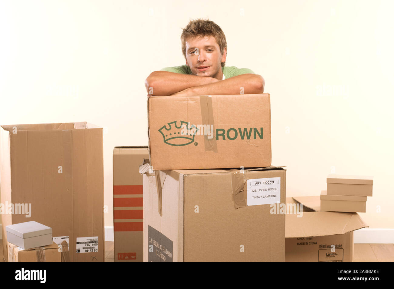 Man moves boxes hi-res stock photography and images - Alamy