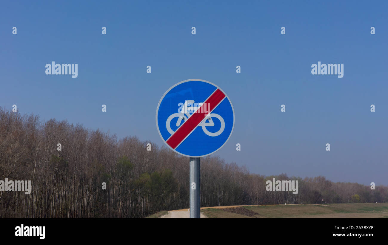 End of lane traffic sign hi-res stock photography and images - Alamy