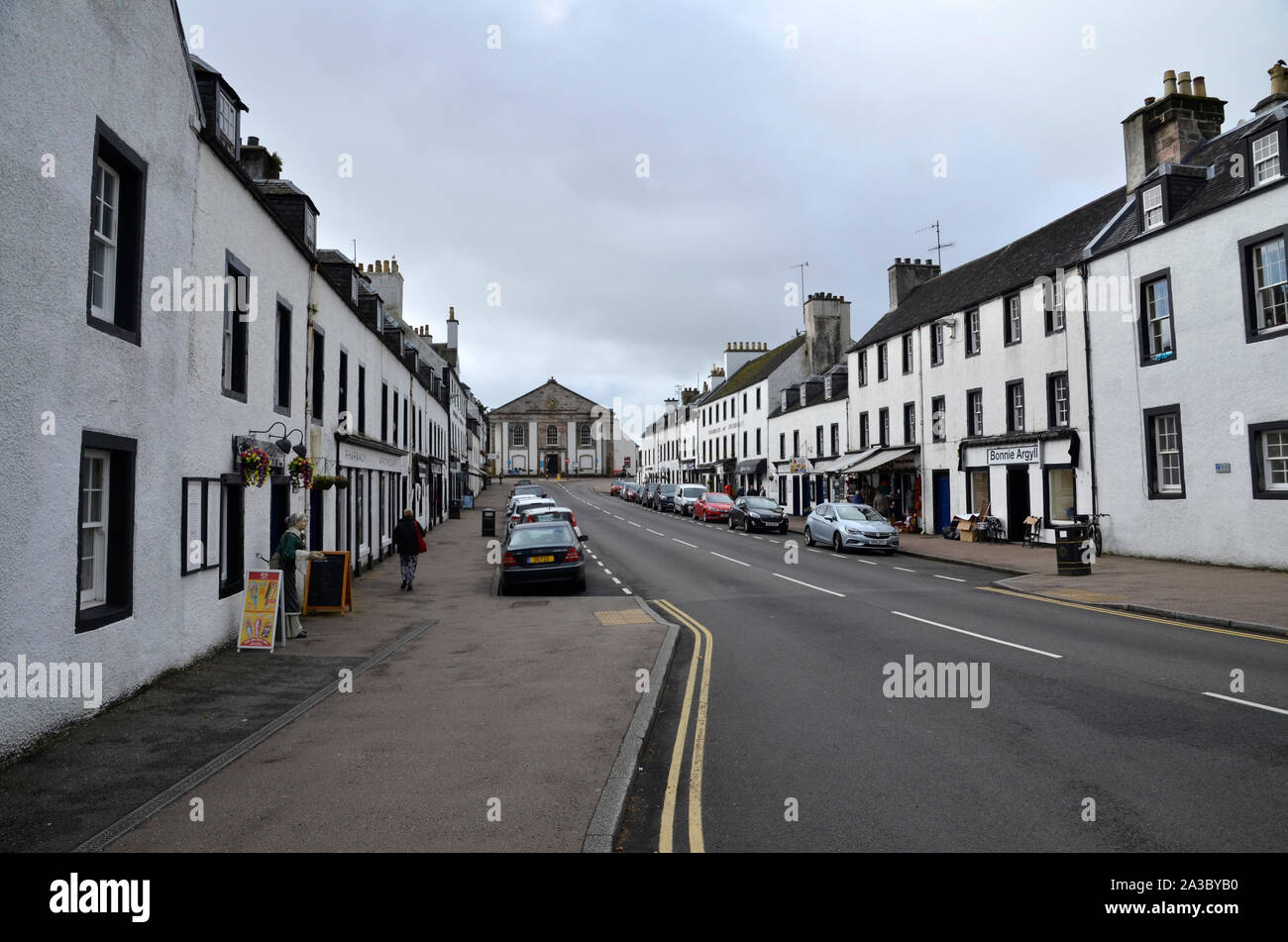 The High Street at Inveraray on Loch Fyne in Scotland Stock Photo - Alamy