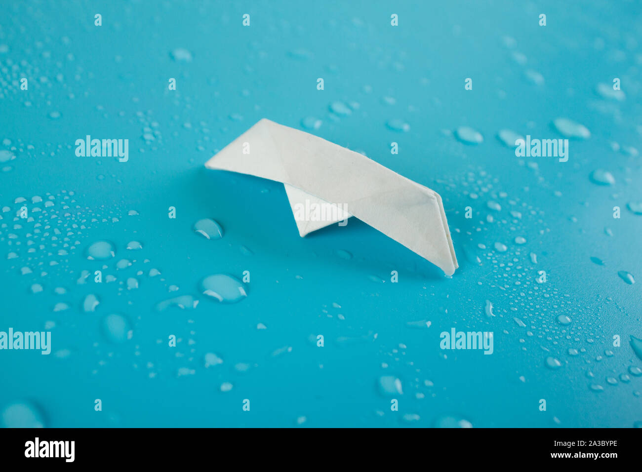 Sinking ship metaphor hi-res stock photography and images - Alamy