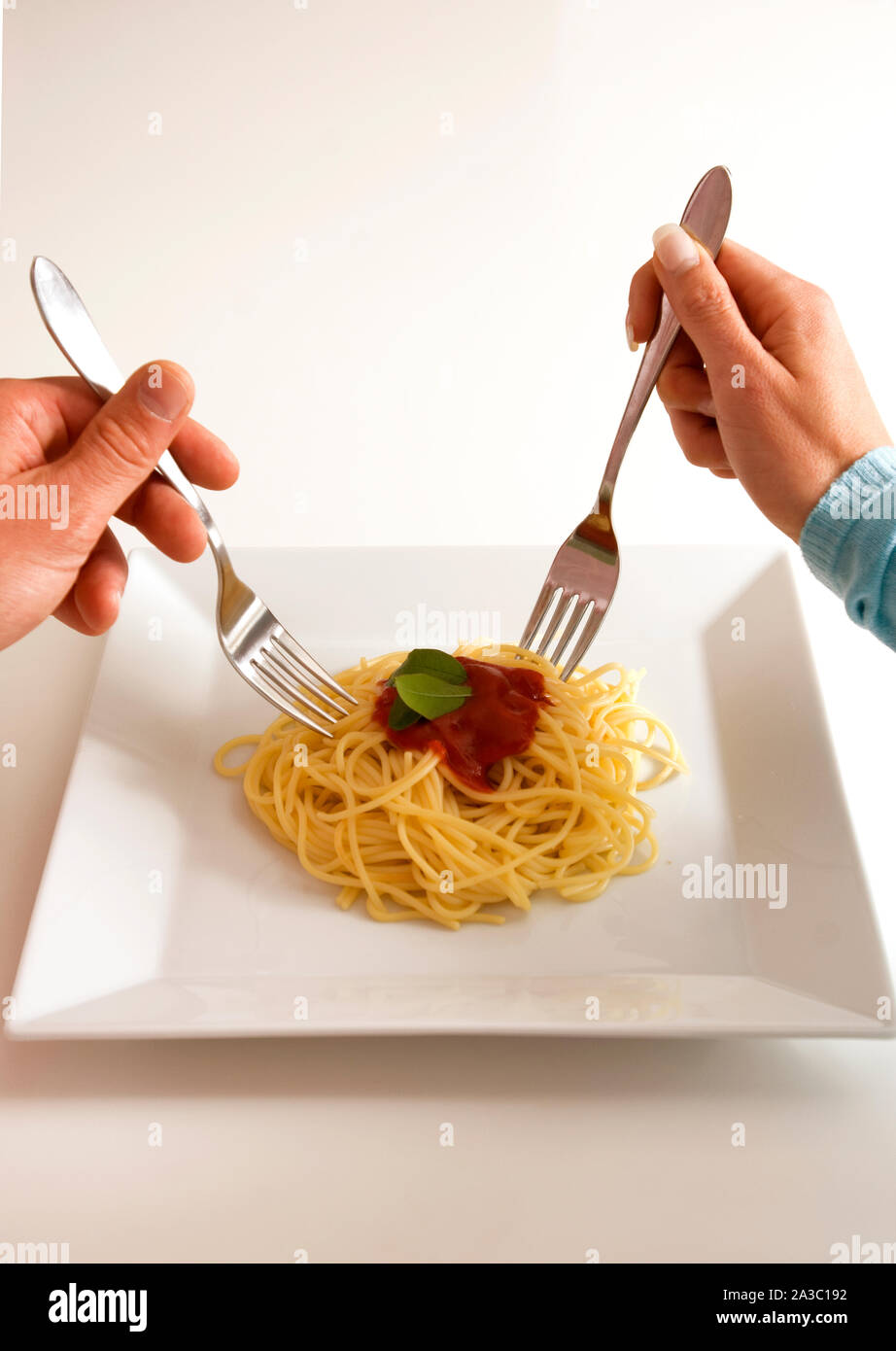 couple eating spaghetti Stock Photo - Alamy