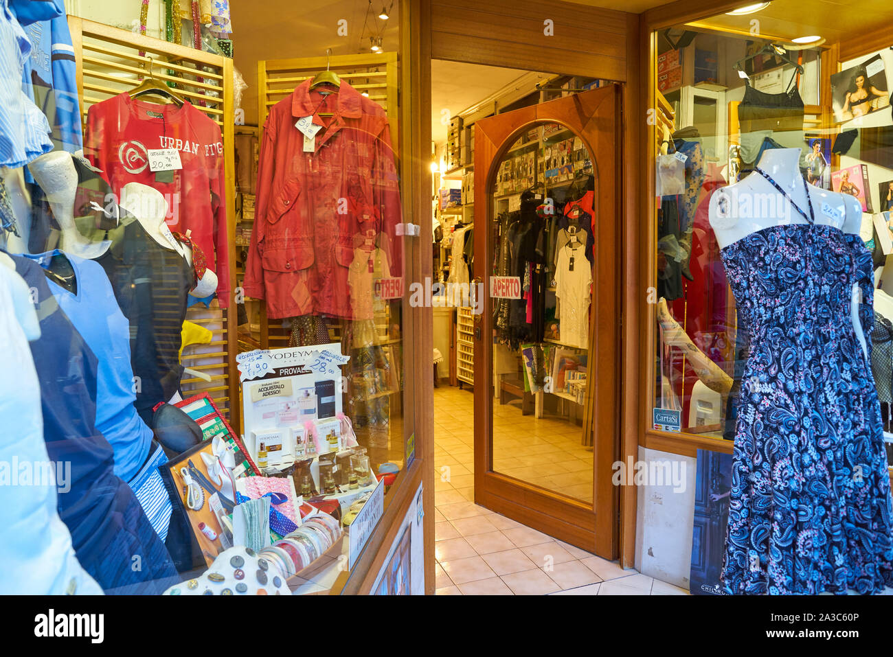 Clothes shop in venice italy hi-res stock photography and images - Alamy