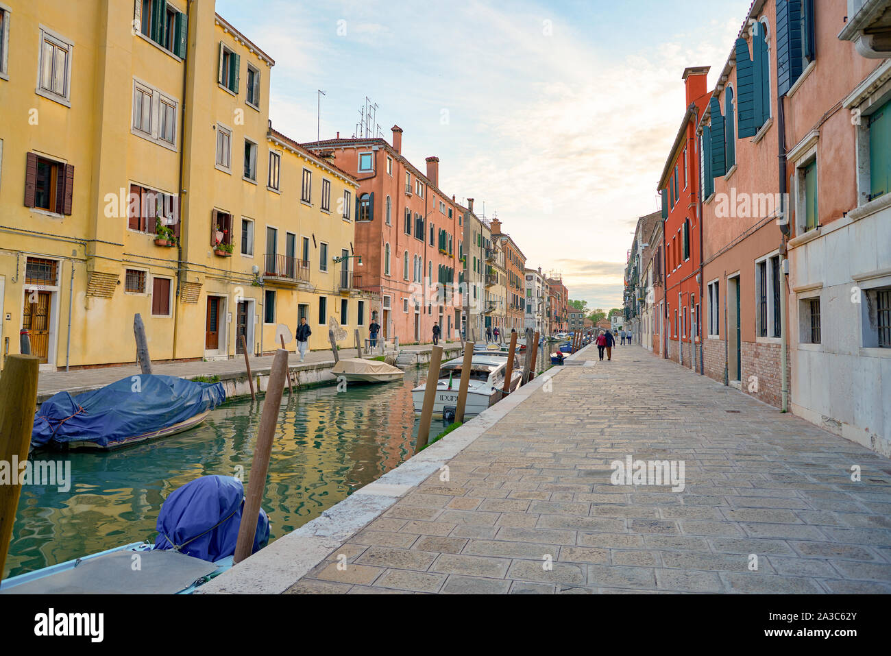 Parapet waterfront hi-res stock photography and images - Alamy