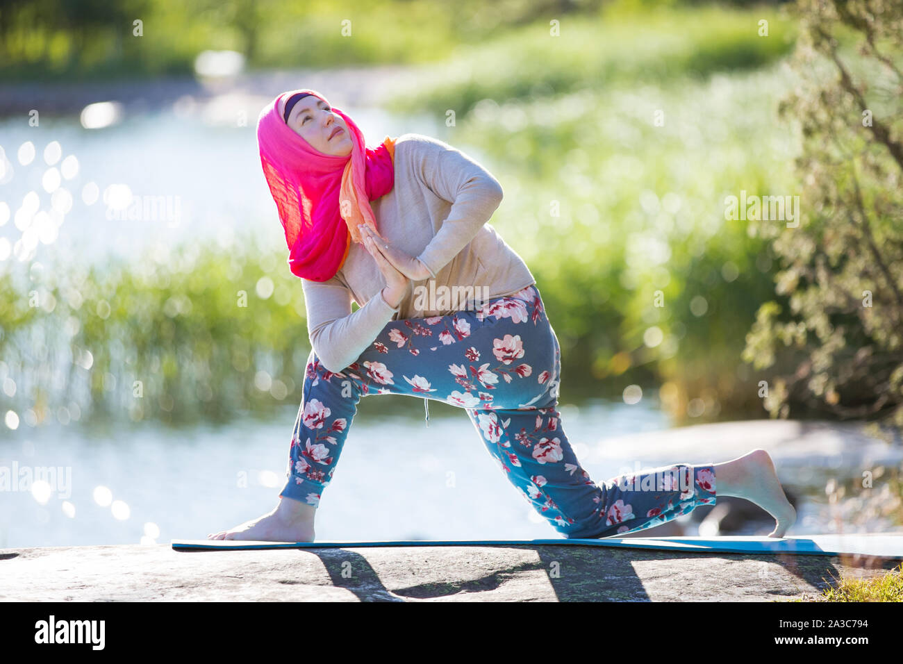 Muslim woman exercise hi-res stock photography and images - Alamy