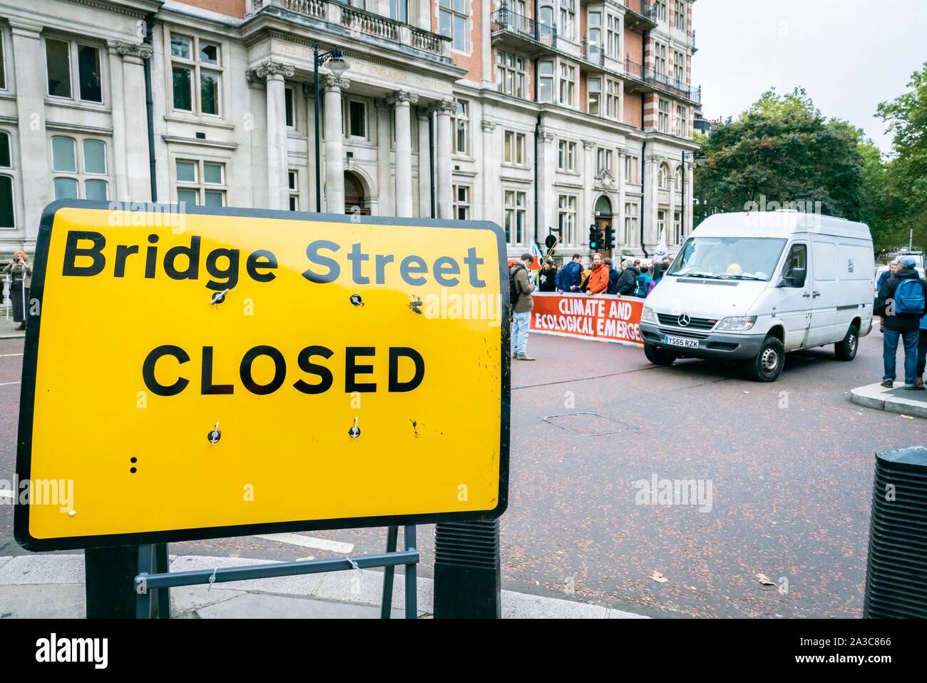 Hm treasury horse guards road hi-res stock photography and images - Alamy