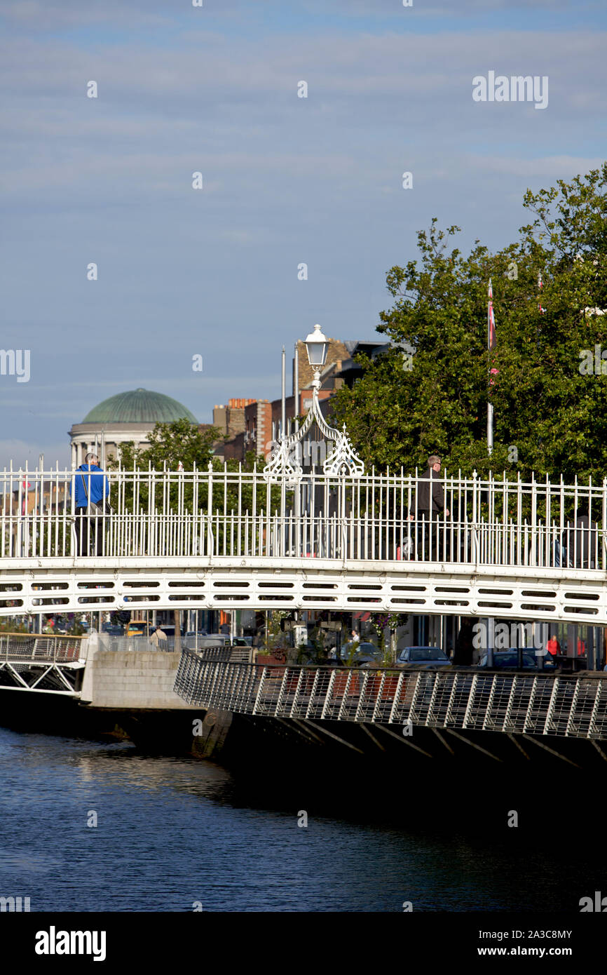 Hapenny bridge Dublin Stock Photo - Alamy
