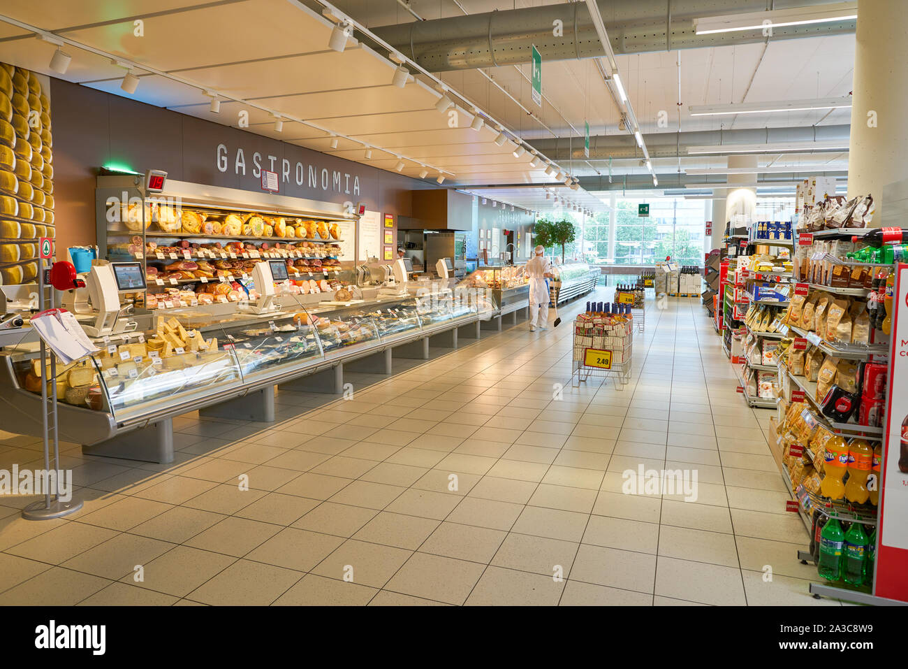 Interspar hypermarket supermarket hi-res stock photography and images ...