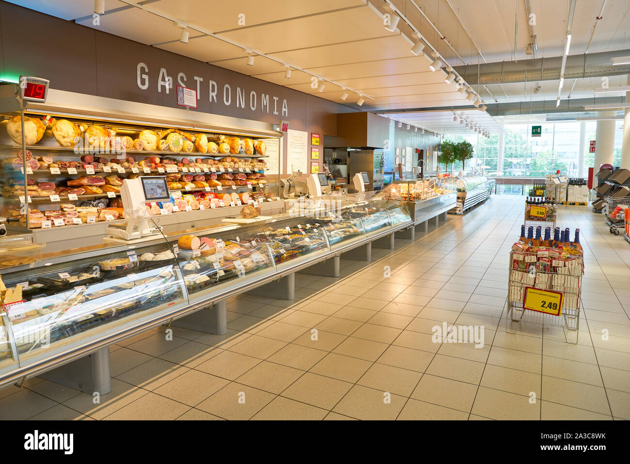 Interspar hypermarket supermarket hi-res stock photography and images ...