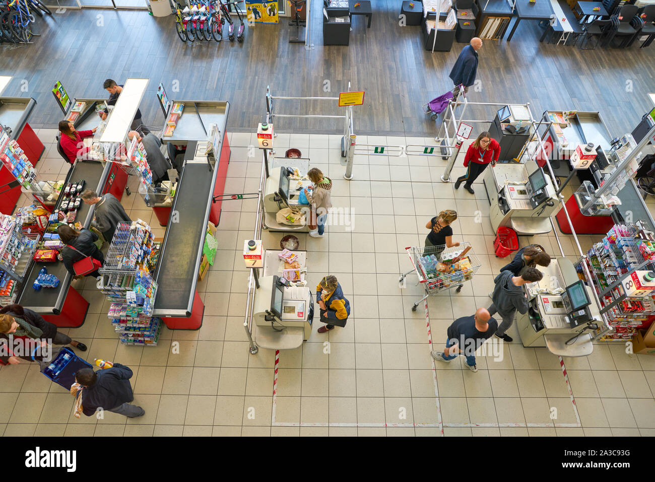 Self service checkout machines hi-res stock photography and images - Alamy