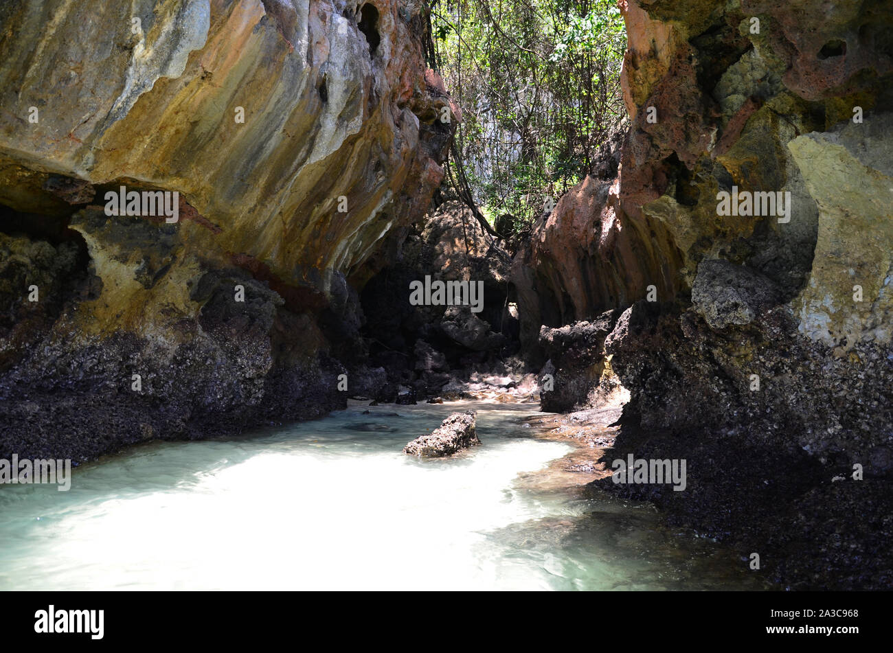 Hidden cave hi-res stock photography and images - Alamy