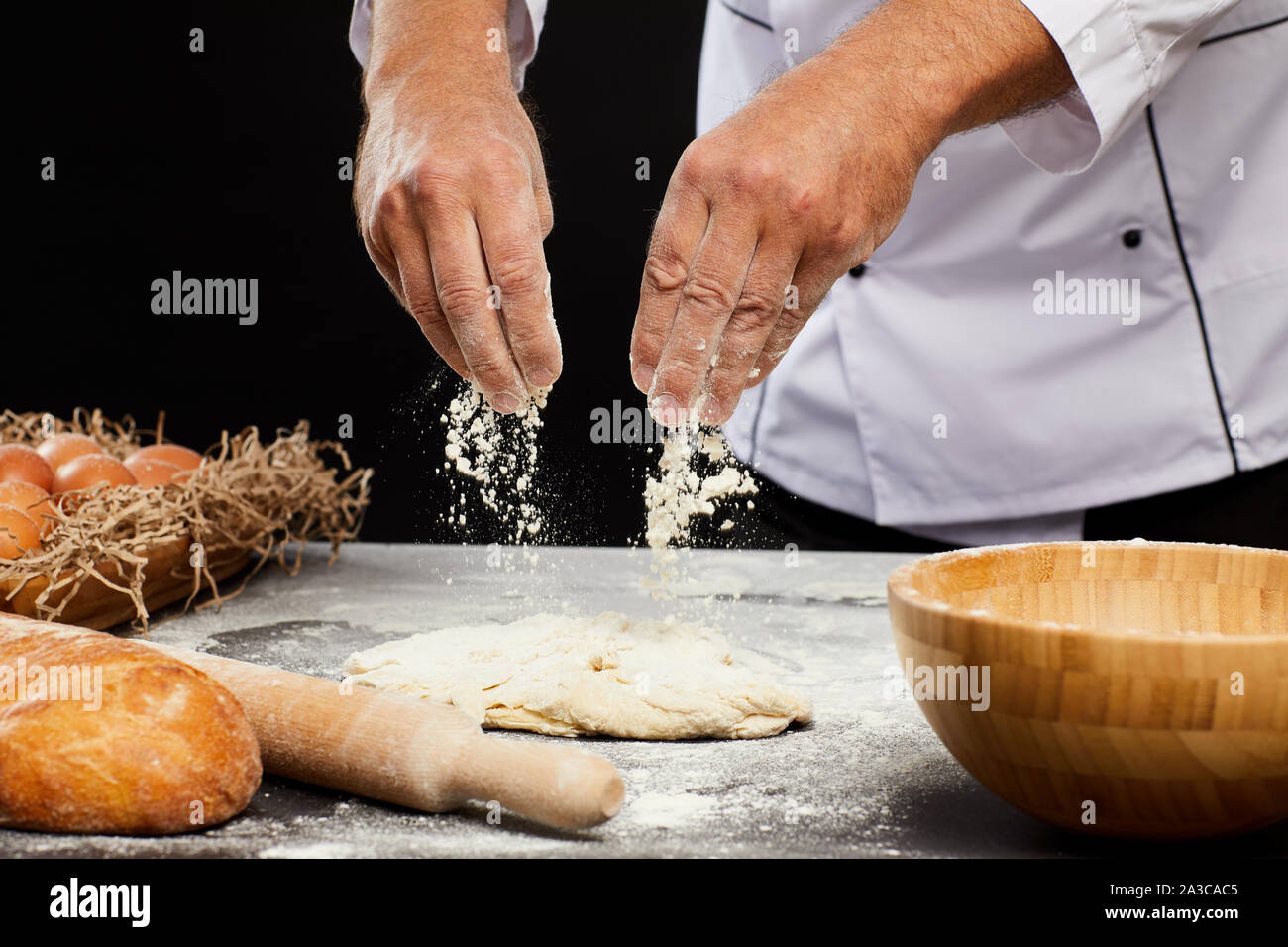 Sprinkling flour hi-res stock photography and images - Alamy