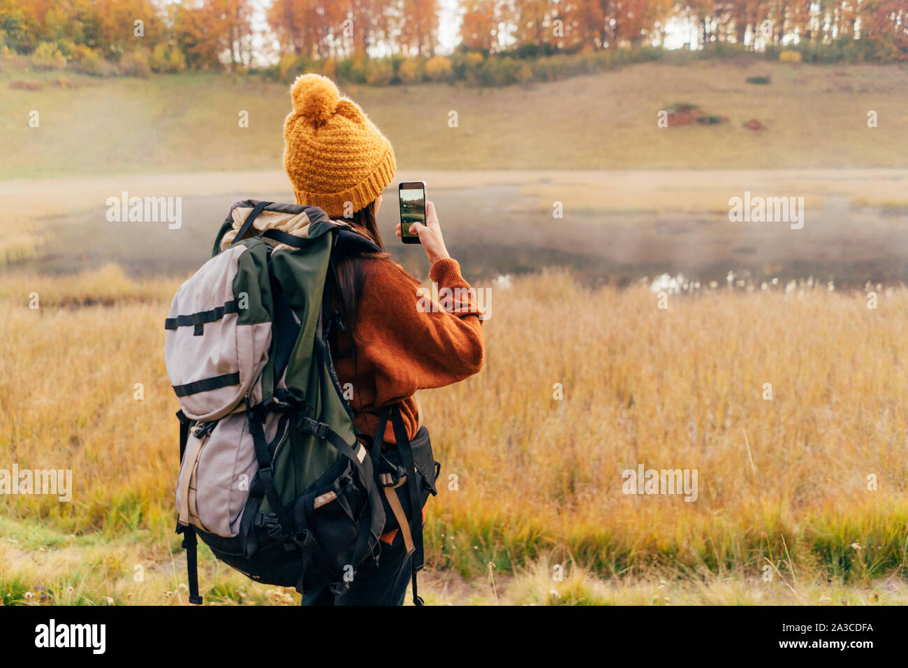 Woman back view landscape wild hi-res stock photography and images - Alamy