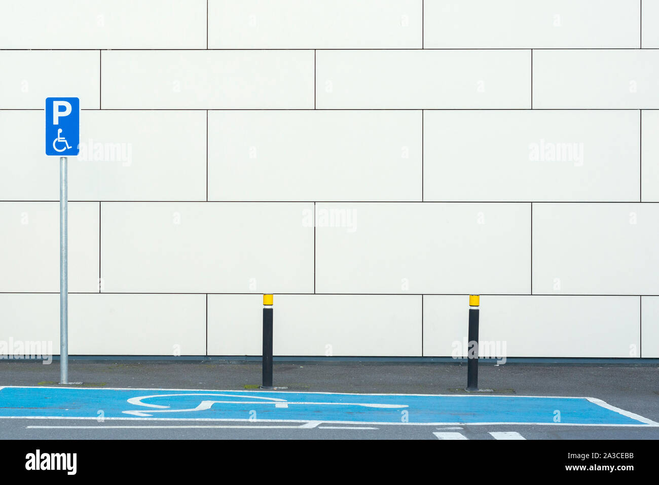 Disabled bay sign hi-res stock photography and images - Alamy