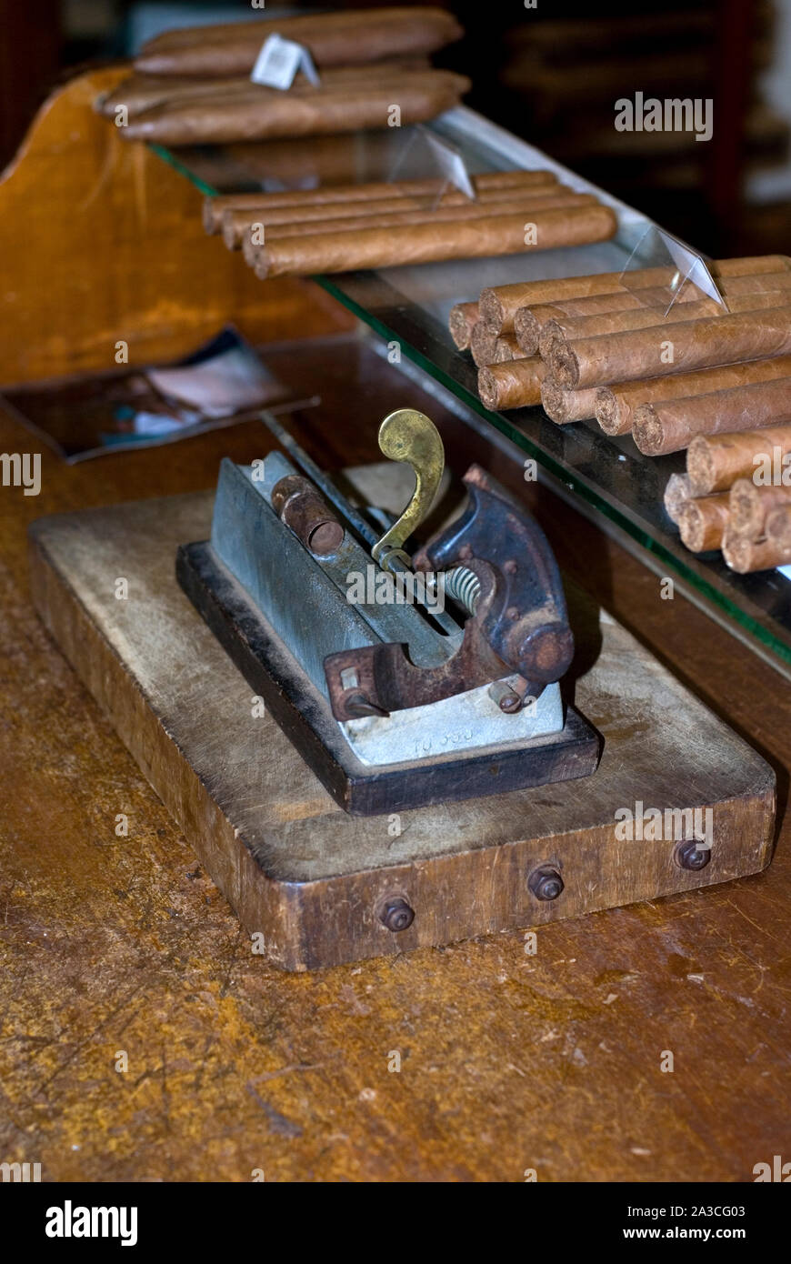 Cigar making machine hi-res stock photography and images - Alamy