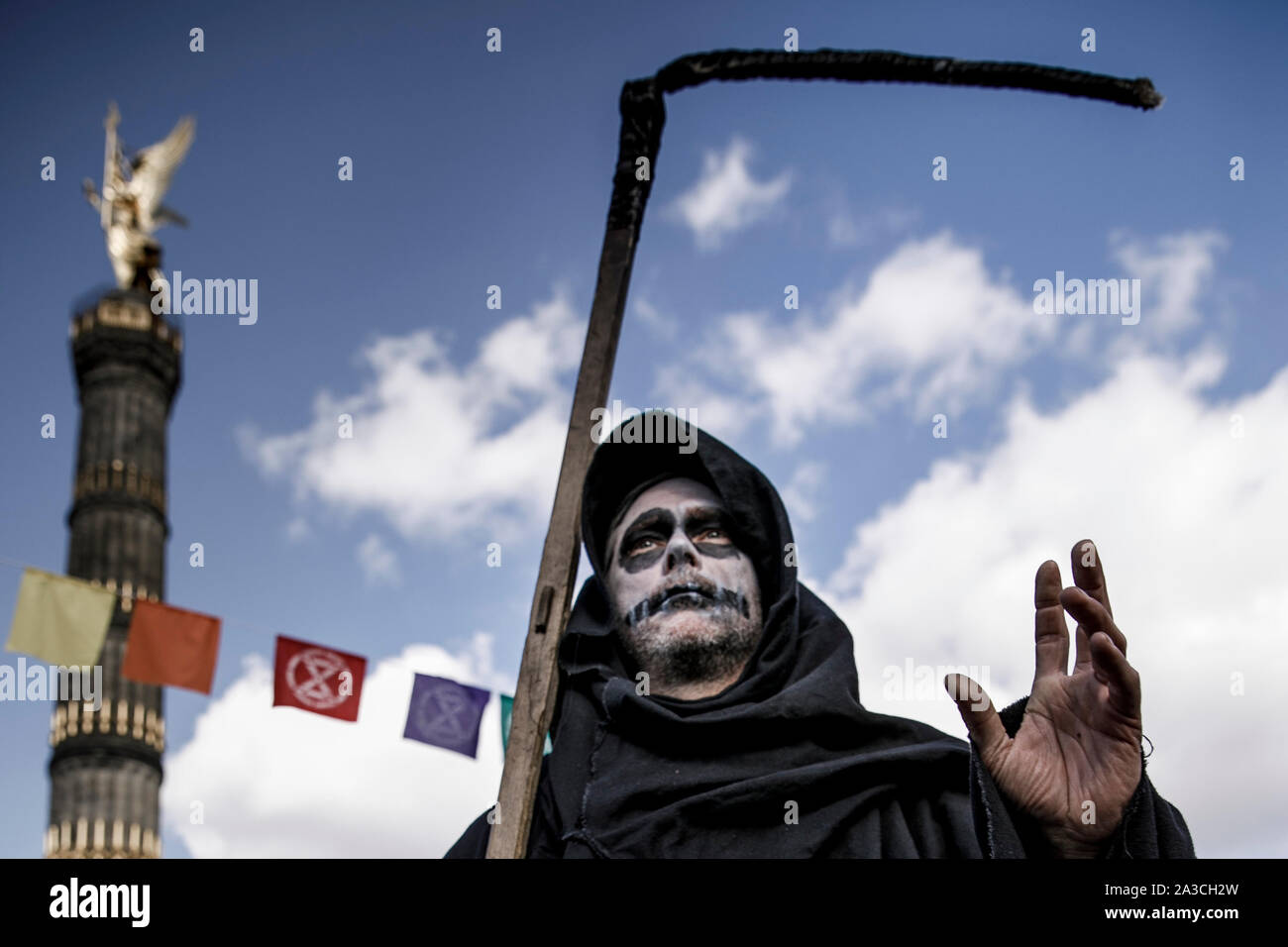 Berlin, Germany. 07th Oct, 2019. A Grim Reaper dressed as an activist ...