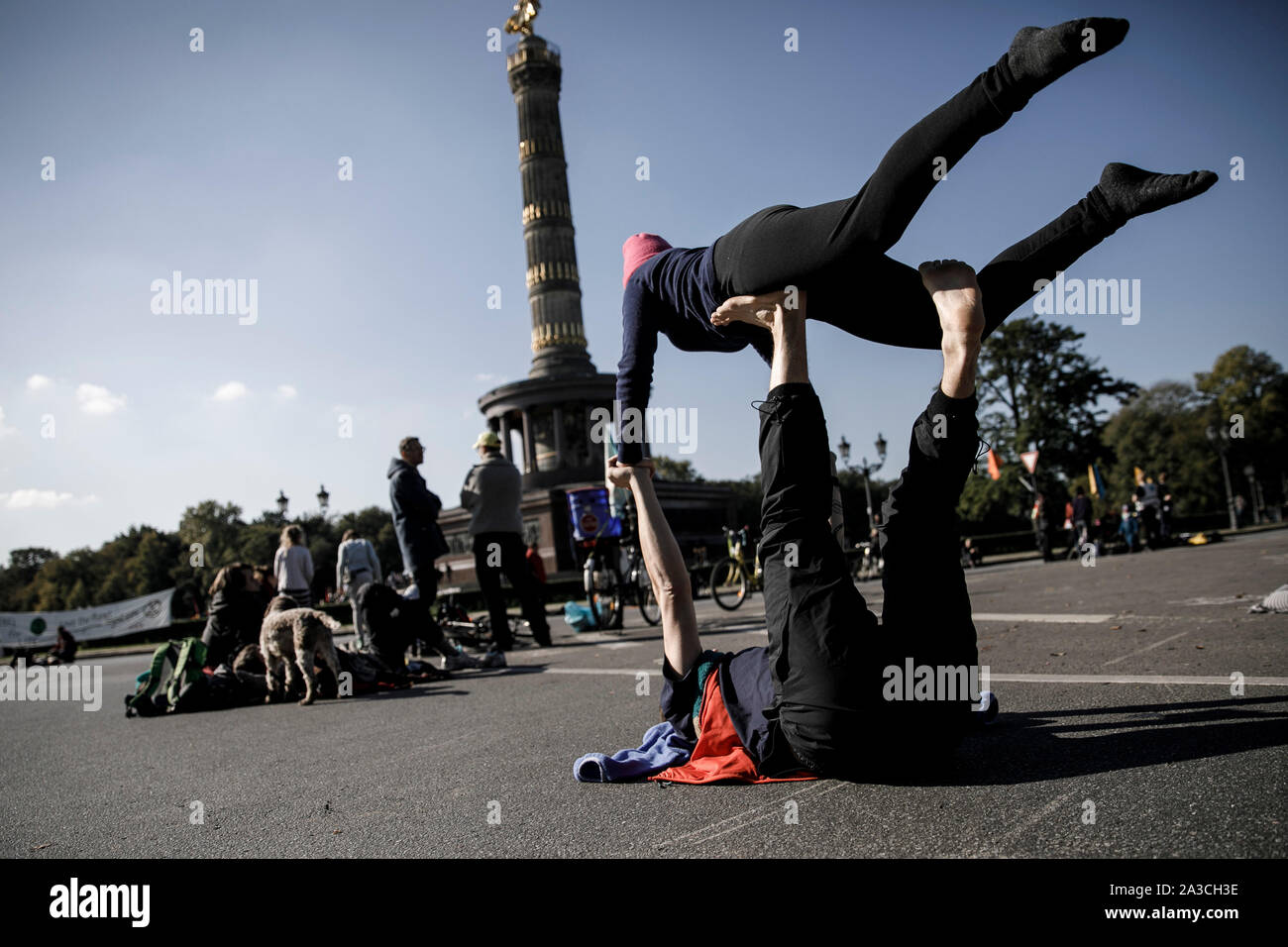 Berlin, Germany. 07th Oct, 2019. Activists of the climate movement ...