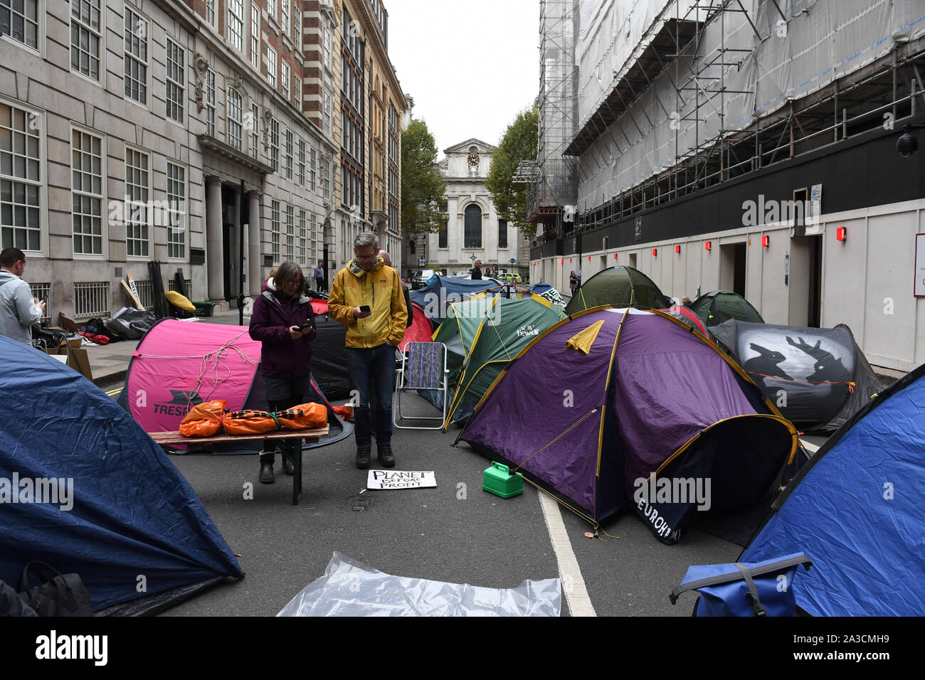 Set up tents hi-res stock photography and images - Alamy