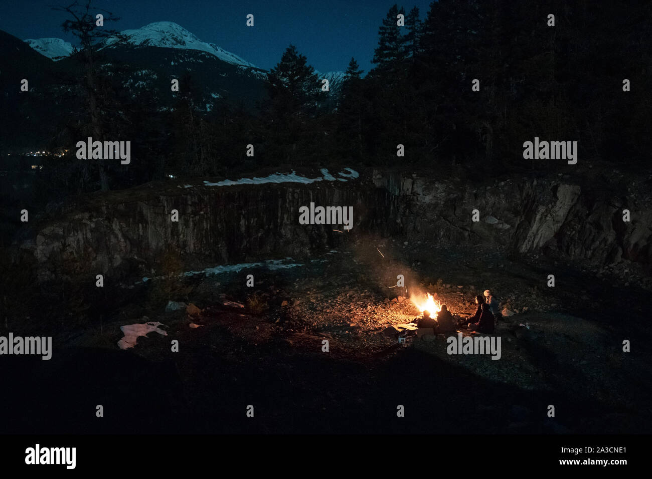 Friends around bonfire hi-res stock photography and images - Alamy