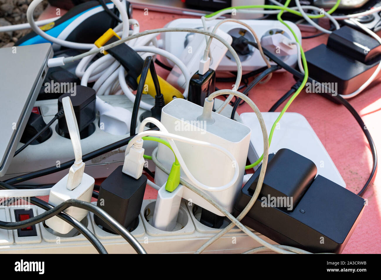 Messy wires hi-res stock photography and images - Alamy