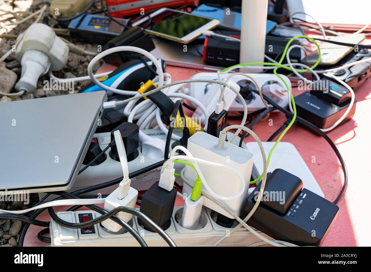 Messy wires hi-res stock photography and images - Alamy