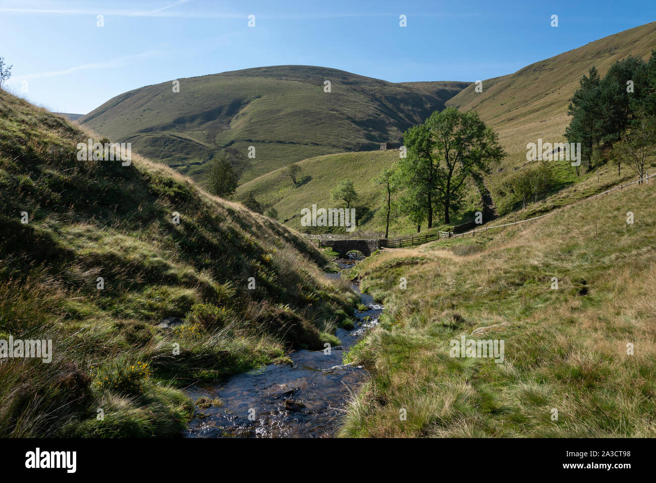 Bridge below Jacobs Ladder on the Pennine Way, Vale of Edale, Peak ...