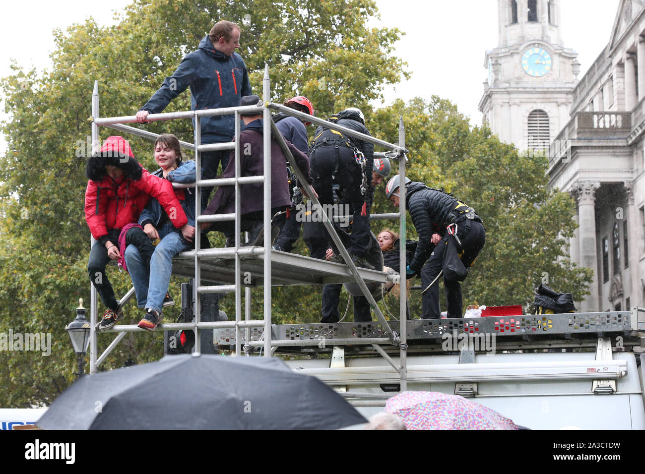 Scaffolding extinction rebellion xr protest hi-res stock photography ...