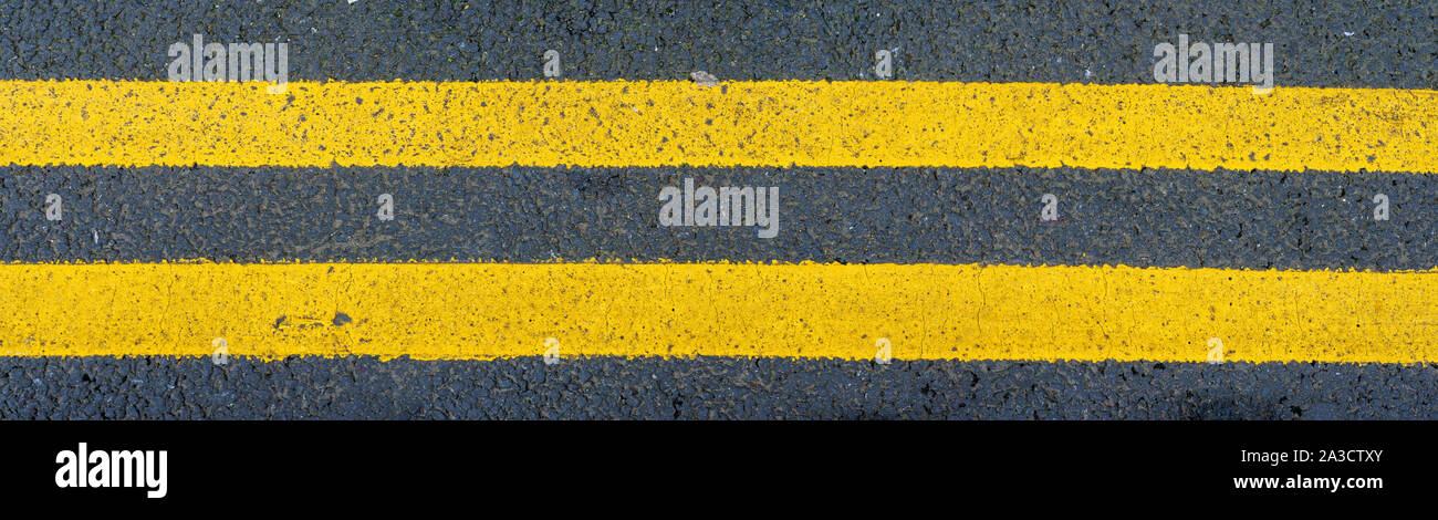 Car on double yellow lines hi-res stock photography and images - Alamy